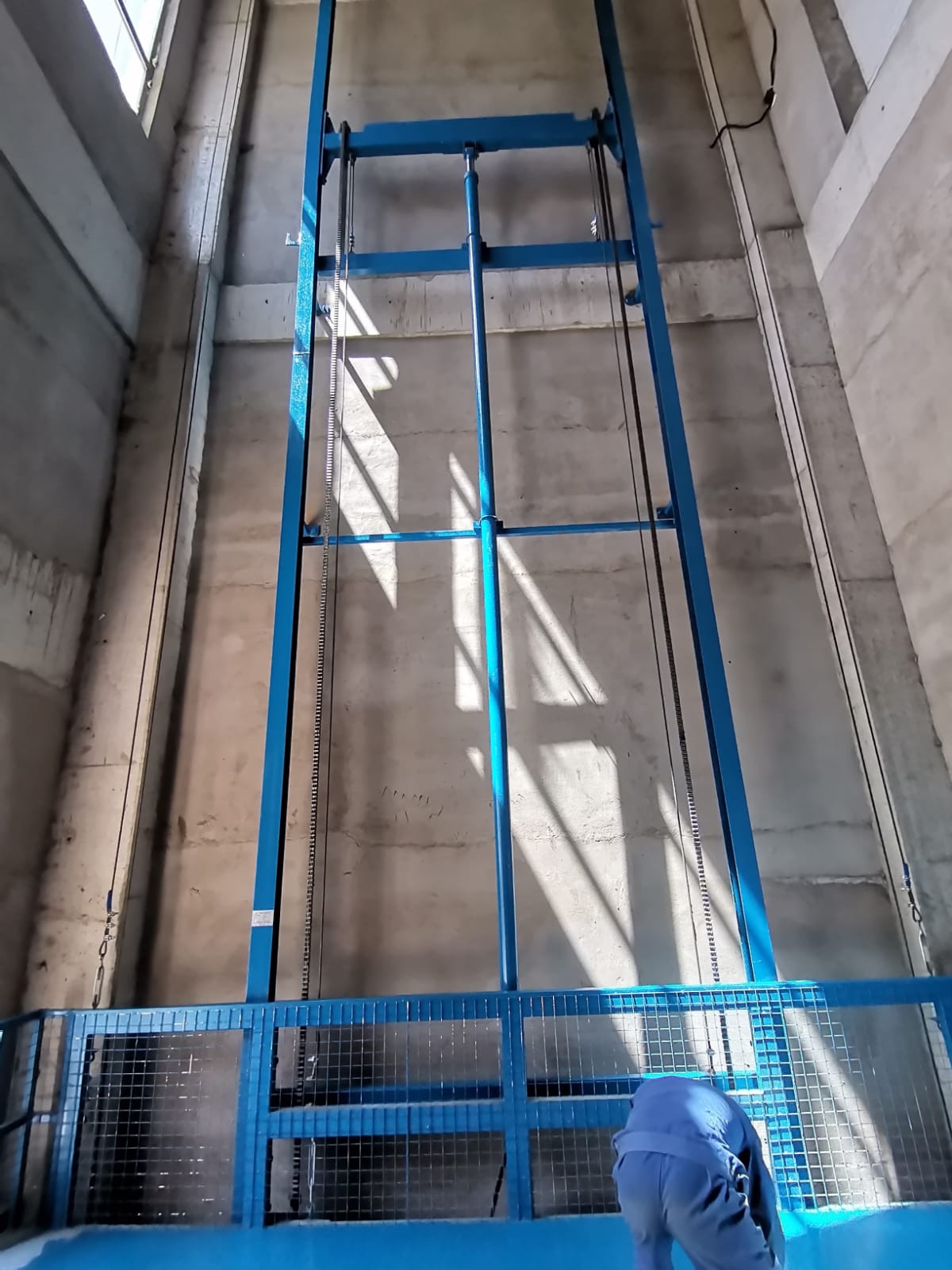 Guide Rail Cargo Lift – PT. NLP Tech