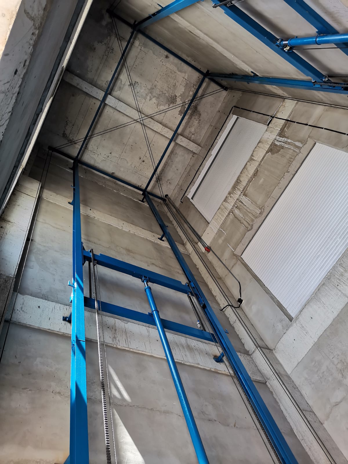 Guide Rail Cargo Lift – PT. NLP Tech