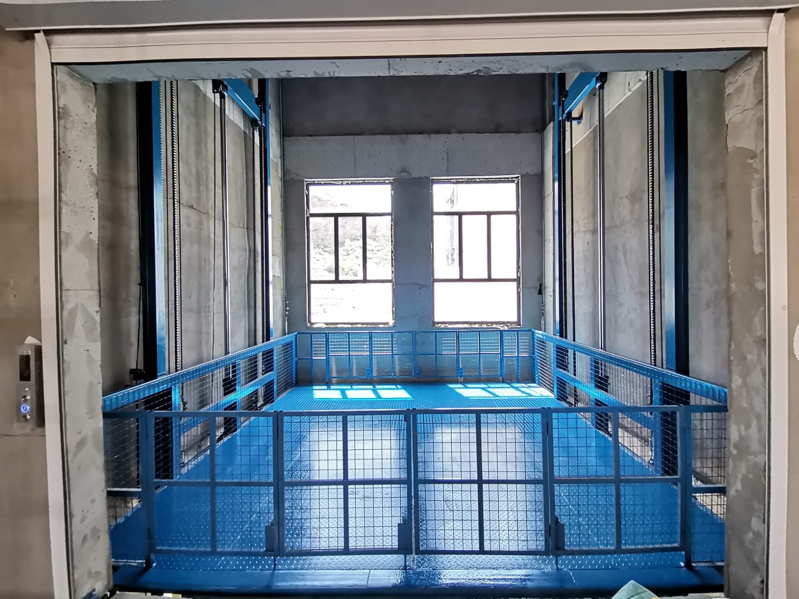 Guide Rail Cargo Lift – PT. NLP Tech