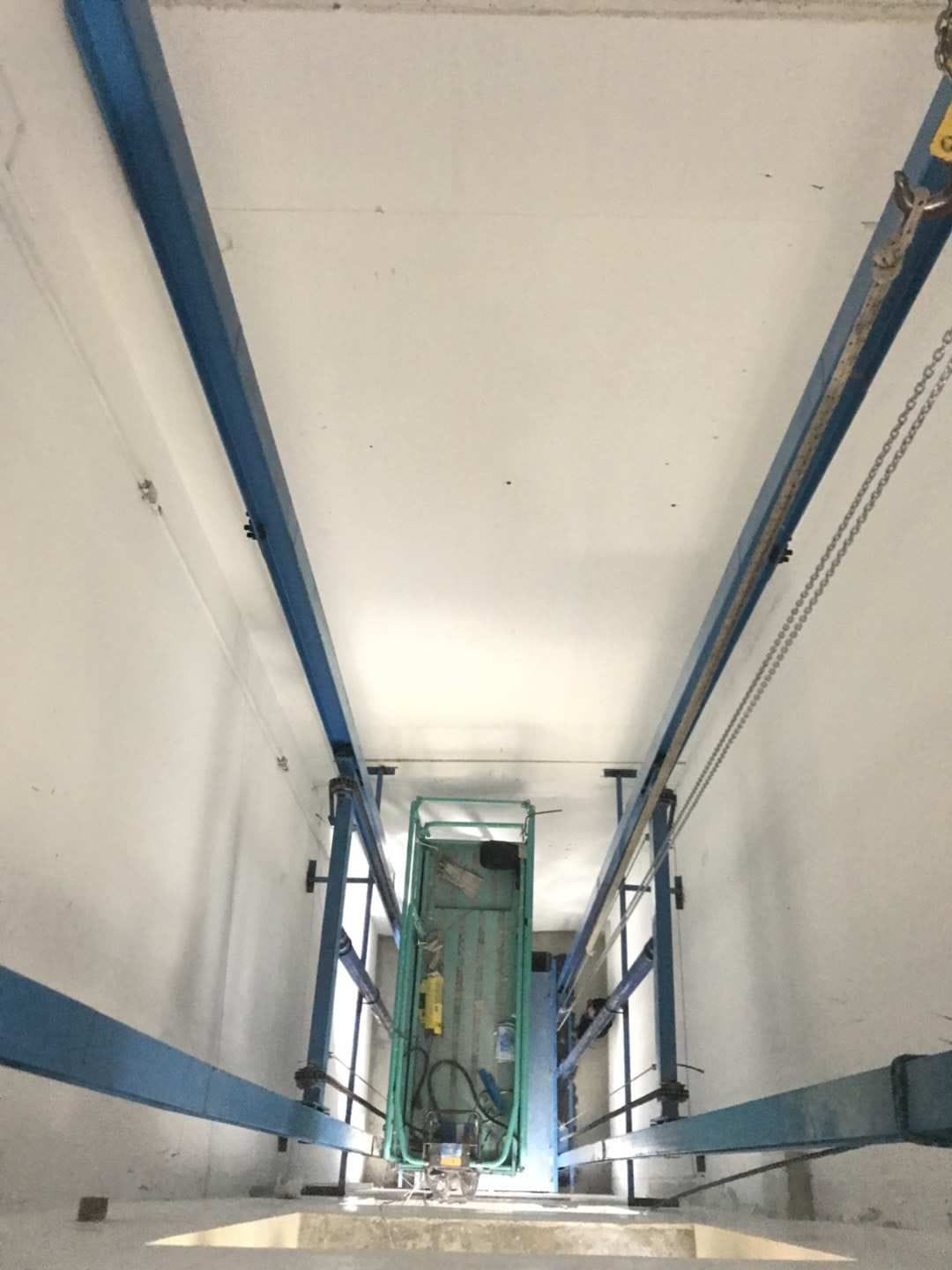 Guide Rail Cargo Lift – PT. NLP Tech